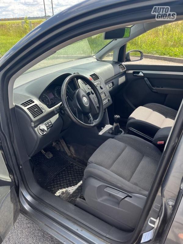 Pelēks Volkswagen Touran 2004 Panevēža, ar dzinēja tilpumu 2.00 L un nobraukumu 409 tūkst. km par 1550 €, foto 7 vietnē AUTOMOTO.COM.LV