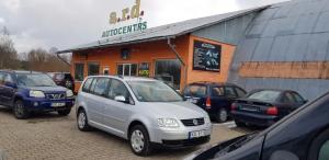 Pelēks Volkswagen Touran 2004 Valmiera, ar dzinēja tilpumu 1.60 L un nobraukumu 169 tūkst. km par 2400 €, foto  vietnē AUTOMOTO.COM.LV