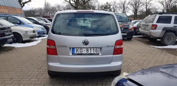 Pelēks Volkswagen Touran 2004 Valmiera, ar dzinēja tilpumu 1.60 L un nobraukumu 169 tūkst. km par 2400 €, foto 4 vietnē AUTOMOTO.COM.LV