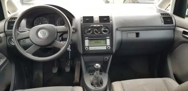 Pelēks Volkswagen Touran 2004 Valmiera, ar dzinēja tilpumu 1.60 L un nobraukumu 169 tūkst. km par 2400 €, foto 9 vietnē AUTOMOTO.COM.LV