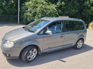 Pelēks Volkswagen Touran 2004 Kauņa, ar dzinēja tilpumu 2.00 L un nobraukumu 274 tūkst. km par 1900 €, foto  vietnē AUTOMOTO.COM.LV