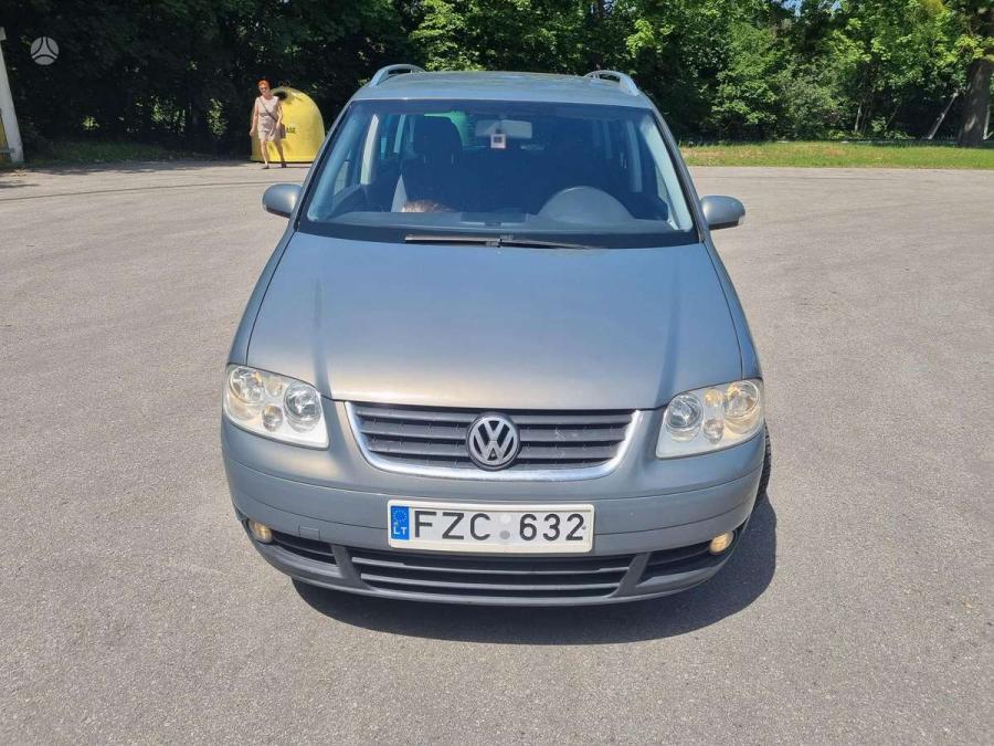 Pelēks Volkswagen Touran 2004 Kauņa, ar dzinēja tilpumu 2.00 L un nobraukumu 274 tūkst. km par 1900 €, foto 3 vietnē AUTOMOTO.COM.LV