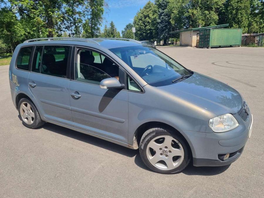 Pelēks Volkswagen Touran 2004 Kauņa, ar dzinēja tilpumu 2.00 L un nobraukumu 274 tūkst. km par 1900 €, foto 4 vietnē AUTOMOTO.COM.LV