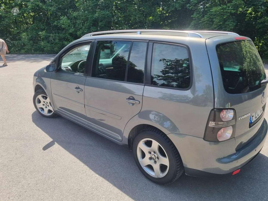 Pelēks Volkswagen Touran 2004 Kauņa, ar dzinēja tilpumu 2.00 L un nobraukumu 274 tūkst. km par 1900 €, foto 7 vietnē AUTOMOTO.COM.LV