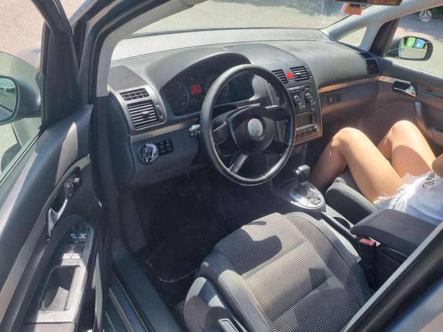 Pelēks Volkswagen Touran 2004 Kauņa, ar dzinēja tilpumu 2.00 L un nobraukumu 274 tūkst. km par 1900 €, foto 8 vietnē AUTOMOTO.COM.LV