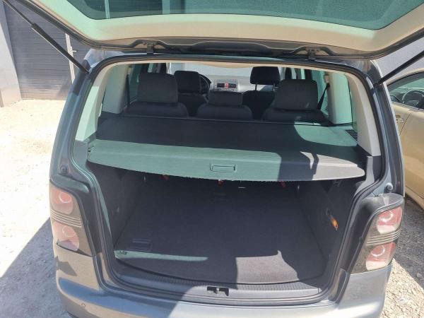 Pelēks Volkswagen Touran 2004 Kauņa, ar dzinēja tilpumu 2.00 L un nobraukumu 274 tūkst. km par 1900 €, foto 10 vietnē AUTOMOTO.COM.LV