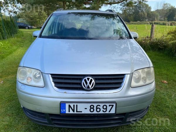 Grey Volkswagen Touran 2004 in Jelgava, with an engine capacity of 1.60 L and mileage of 207 thousand km for 800 €, photo 1 on AUTOMOTO.COM.LV