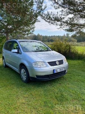 Pelēks Volkswagen Touran 2004 Jelgava, ar dzinēja tilpumu 1.60 L un nobraukumu 207 tūkst. km par 800 €, foto 3 vietnē AUTOMOTO.COM.LV
