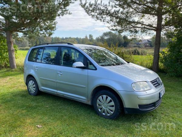 Grey Volkswagen Touran 2004 in Jelgava, with an engine capacity of 1.60 L and mileage of 207 thousand km for 800 €, photo 4 on AUTOMOTO.COM.LV