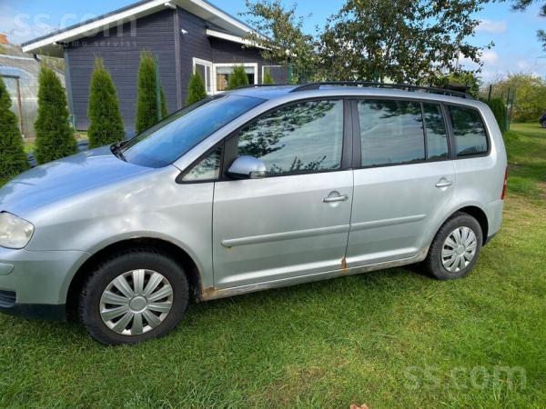 Grey Volkswagen Touran 2004 in Jelgava, with an engine capacity of 1.60 L and mileage of 207 thousand km for 800 €, photo 5 on AUTOMOTO.COM.LV