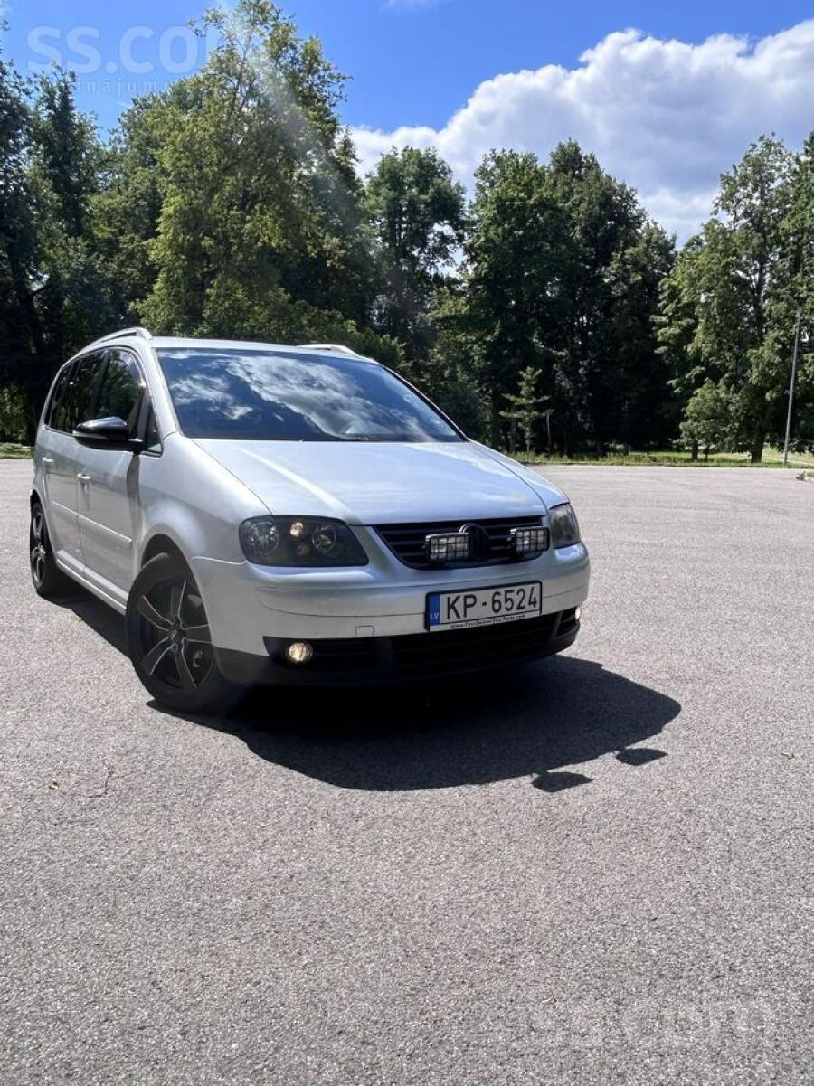 Grey Volkswagen Touran 2004 in Ogre, with an engine capacity of 2.00 L and mileage of 375 thousand km for 2500 €, photo 3 on AUTOMOTO.COM.LV