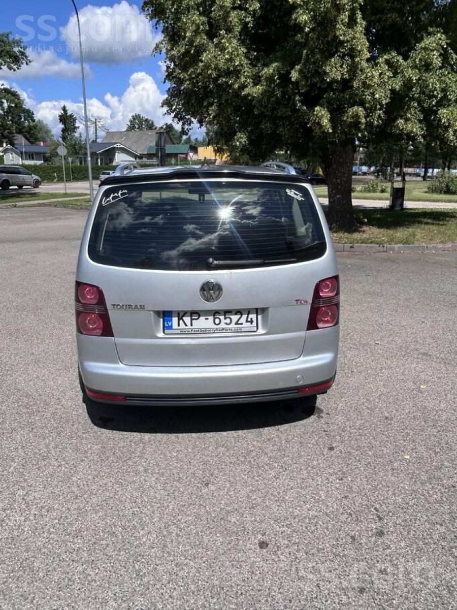 Grey Volkswagen Touran 2004 in Ogre, with an engine capacity of 2.00 L and mileage of 375 thousand km for 2500 €, photo 4 on AUTOMOTO.COM.LV