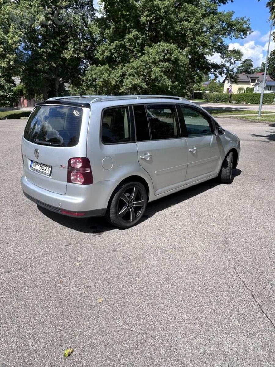 Grey Volkswagen Touran 2004 in Ogre, with an engine capacity of 2.00 L and mileage of 375 thousand km for 2500 €, photo 6 on AUTOMOTO.COM.LV