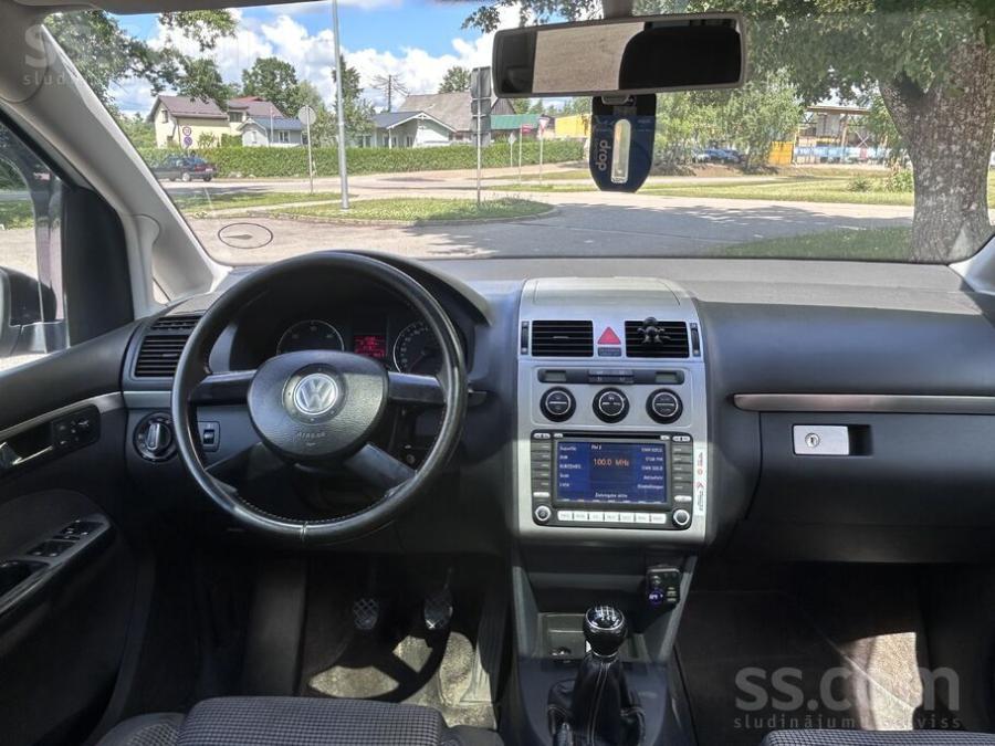 Grey Volkswagen Touran 2004 in Ogre, with an engine capacity of 2.00 L and mileage of 375 thousand km for 2500 €, photo 7 on AUTOMOTO.COM.LV