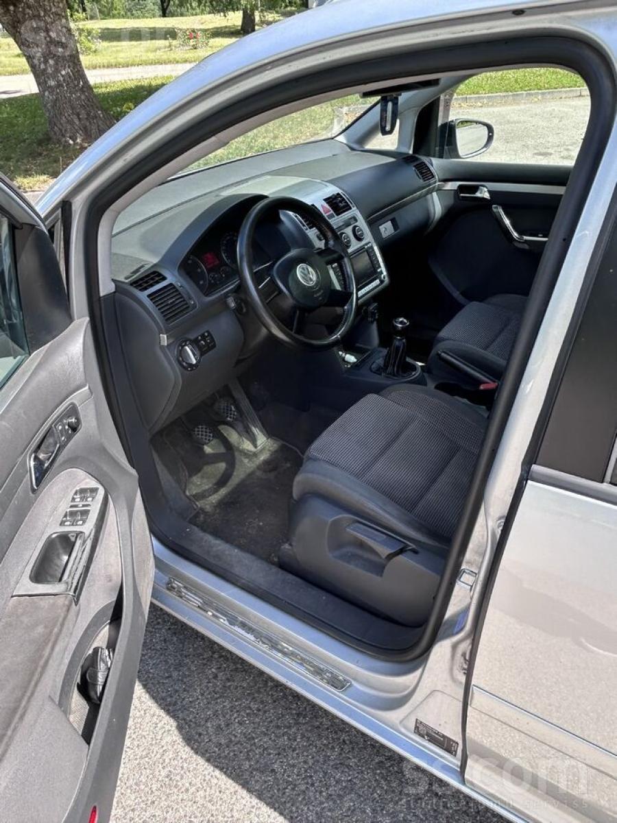 Grey Volkswagen Touran 2004 in Ogre, with an engine capacity of 2.00 L and mileage of 375 thousand km for 2500 €, photo 12 on AUTOMOTO.COM.LV