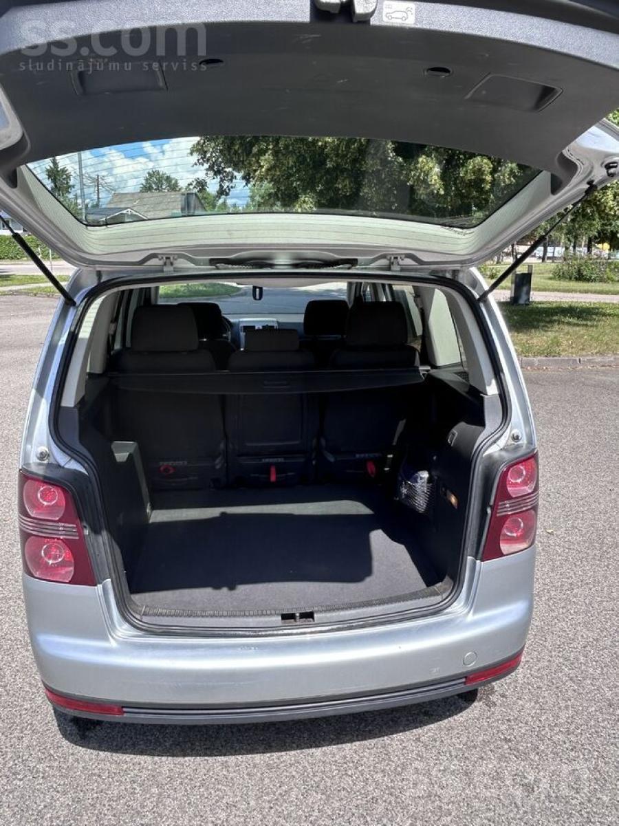 Grey Volkswagen Touran 2004 in Ogre, with an engine capacity of 2.00 L and mileage of 375 thousand km for 2500 €, photo 13 on AUTOMOTO.COM.LV