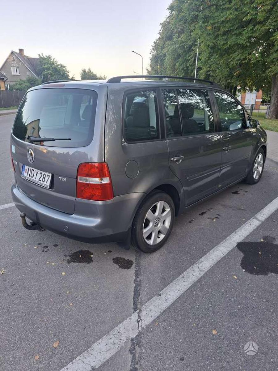 Pelēks Volkswagen Touran 2004 Marijampole, ar dzinēja tilpumu 1.97 L un nobraukumu 209 tūkst. km par 2300 €, foto 4 vietnē AUTOMOTO.COM.LV