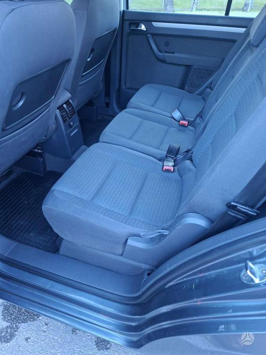Pelēks Volkswagen Touran 2004 Marijampole, ar dzinēja tilpumu 1.97 L un nobraukumu 209 tūkst. km par 2300 €, foto 7 vietnē AUTOMOTO.COM.LV