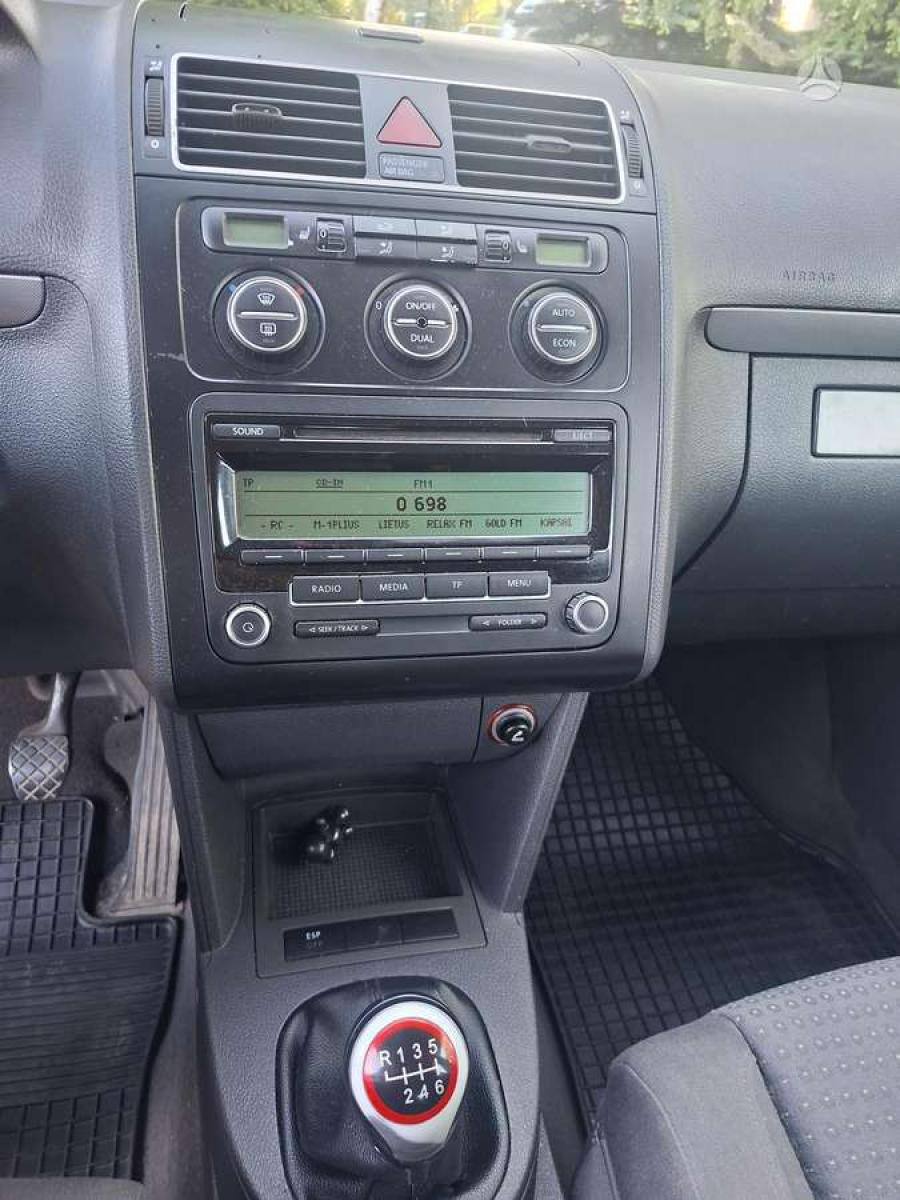 Pelēks Volkswagen Touran 2004 Marijampole, ar dzinēja tilpumu 1.97 L un nobraukumu 209 tūkst. km par 2300 €, foto 8 vietnē AUTOMOTO.COM.LV