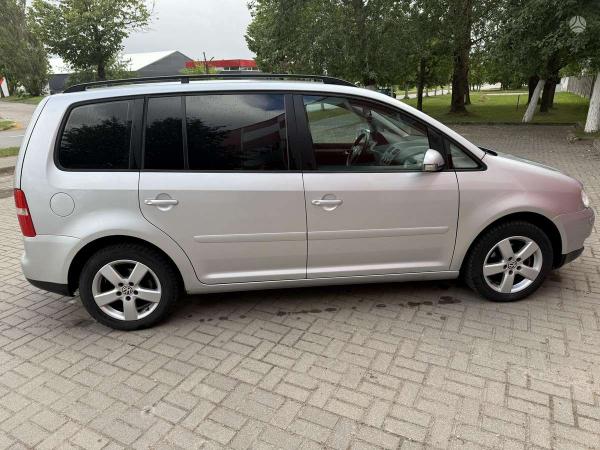 Pelēks Volkswagen Touran 2004 Šauļi, ar dzinēja tilpumu 1.98 L un nobraukumu 198 tūkst. km par 1100 €, foto 4 vietnē AUTOMOTO.COM.LV