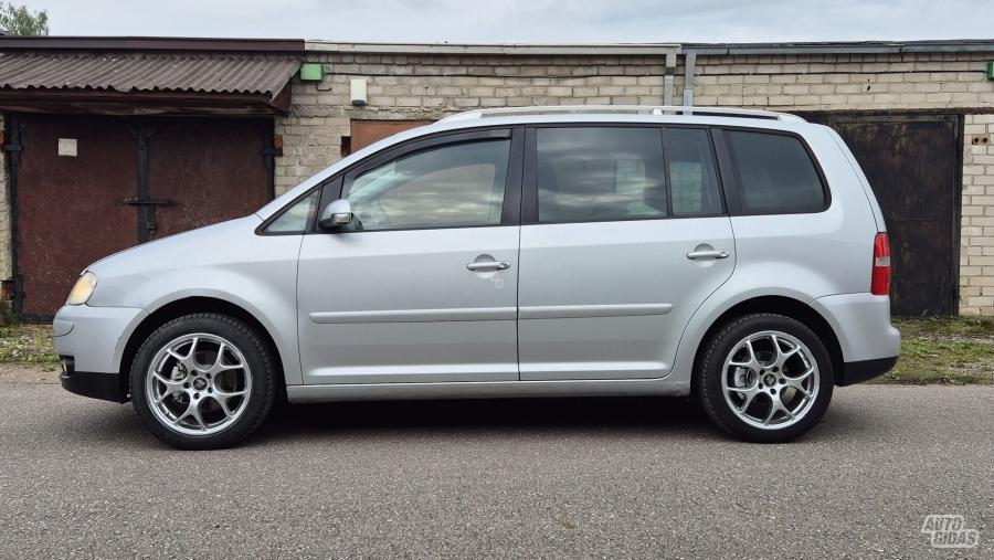 Pelēks Volkswagen Touran 2004 Kaišiadorys, ar dzinēja tilpumu 1.60 L un nobraukumu 229 tūkst. km par 1550 €, foto 4 vietnē AUTOMOTO.COM.LV