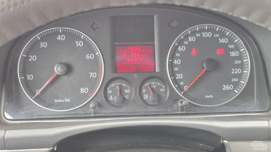 Pelēks Volkswagen Touran 2004 Kaišiadorys, ar dzinēja tilpumu 1.60 L un nobraukumu 229 tūkst. km par 1550 €, foto 9 vietnē AUTOMOTO.COM.LV