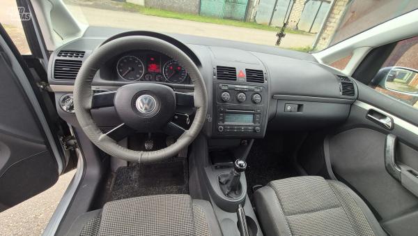 Pelēks Volkswagen Touran 2004 Kaišiadorys, ar dzinēja tilpumu 1.60 L un nobraukumu 229 tūkst. km par 1550 €, foto 9 vietnē AUTOMOTO.COM.LV