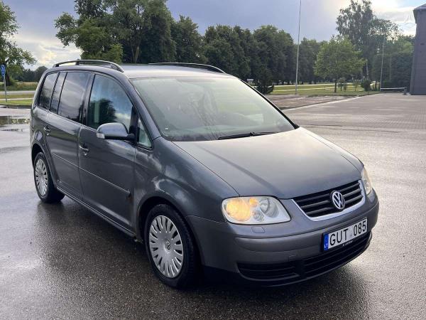 Grey Volkswagen Touran 2004 in Sirvintos, with an engine capacity of 1.97 L and mileage of 272 thousand km for 500 €, photo 3 on AUTOMOTO.COM.LV