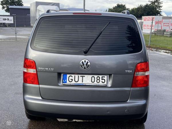 Grey Volkswagen Touran 2004 in Sirvintos, with an engine capacity of 1.97 L and mileage of 272 thousand km for 500 €, photo 5 on AUTOMOTO.COM.LV