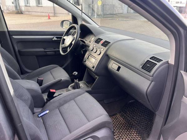 Grey Volkswagen Touran 2004 in Sirvintos, with an engine capacity of 1.97 L and mileage of 272 thousand km for 500 €, photo 9 on AUTOMOTO.COM.LV