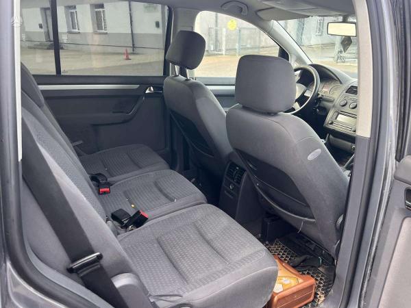 Grey Volkswagen Touran 2004 in Sirvintos, with an engine capacity of 1.97 L and mileage of 272 thousand km for 500 €, photo 10 on AUTOMOTO.COM.LV
