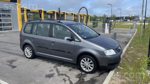 Pelēks Volkswagen Touran 2004 Liepāja, ar dzinēja tilpumu 1.90 L un nobraukumu 300 tūkst. km par 1850 €, foto 1 vietnē AUTOMOTO.COM.LV