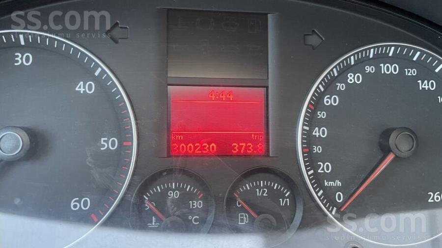 Pelēks Volkswagen Touran 2004 Liepāja, ar dzinēja tilpumu 1.90 L un nobraukumu 300 tūkst. km par 1850 €, foto 7 vietnē AUTOMOTO.COM.LV