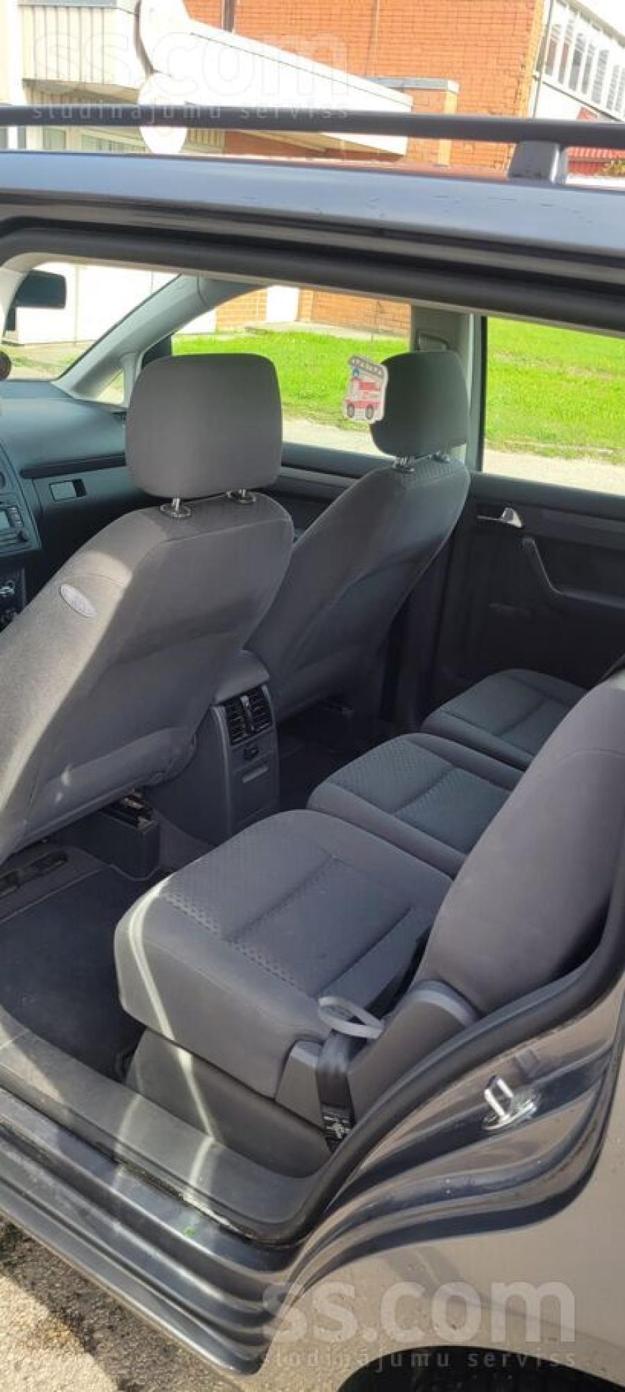 Pelēks Volkswagen Touran 2004 Liepāja, ar dzinēja tilpumu 1.90 L un nobraukumu 300 tūkst. km par 1850 €, foto 9 vietnē AUTOMOTO.COM.LV