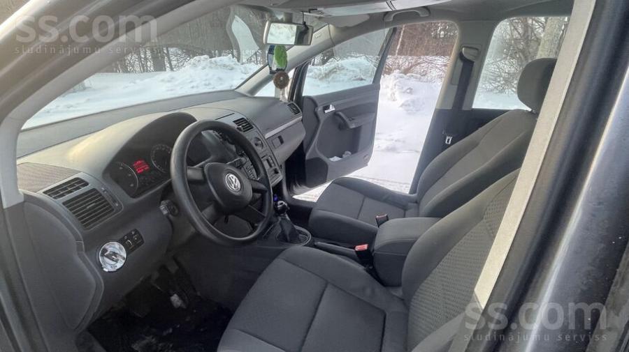 Pelēks Volkswagen Touran 2004 Liepāja, ar dzinēja tilpumu 1.90 L un nobraukumu 300 tūkst. km par 1850 €, foto 10 vietnē AUTOMOTO.COM.LV