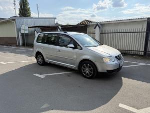Grey Volkswagen Touran 2004 in Panevezys, with an engine capacity of 1.90 L and mileage of 356 thousand km for 1250 €, photo  on AUTOMOTO.COM.LV