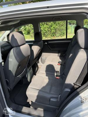 Grey Volkswagen Touran 2004 in Panevezys, with an engine capacity of 1.90 L and mileage of 356 thousand km for 1250 €, photo 10 on AUTOMOTO.COM.LV