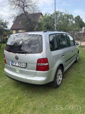 Grey Volkswagen Touran 2004 in Riga, with an engine capacity of 1.90 L and mileage of 293 thousand km for 1000 €, photo 4 on AUTOMOTO.COM.LV