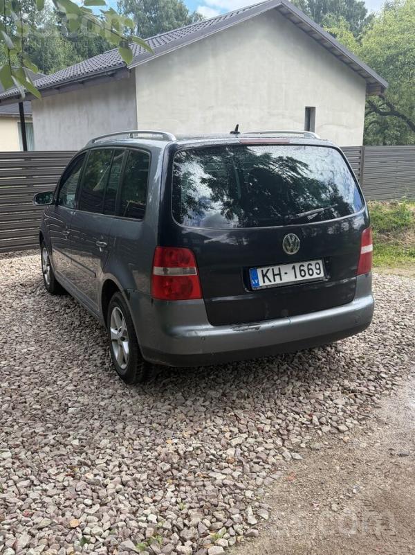 Pelēks Volkswagen Touran 2004 Ogre, ar dzinēja tilpumu 2.00 L un nobraukumu 337 tūkst. km par 525 €, foto 4 vietnē AUTOMOTO.COM.LV