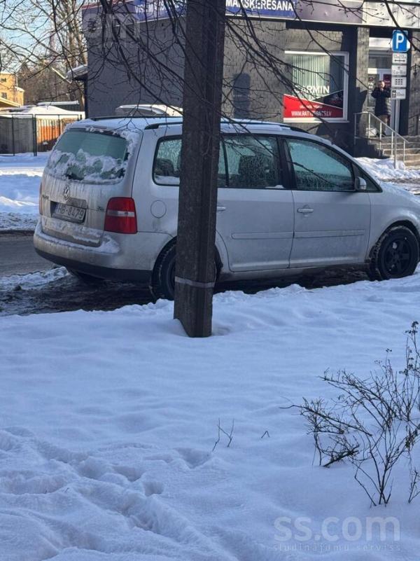Pelēks Volkswagen Touran 2004 Rīga, ar dzinēja tilpumu 1.90 L un nobraukumu 331 tūkst. km par 1300 €, foto 1 vietnē AUTOMOTO.COM.LV