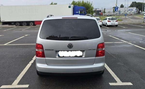 Pelēks Volkswagen Touran 2004 Viļņa, ar dzinēja tilpumu 2.00 L un nobraukumu 190 tūkst. km par 3600 €, foto 3 vietnē AUTOMOTO.COM.LV
