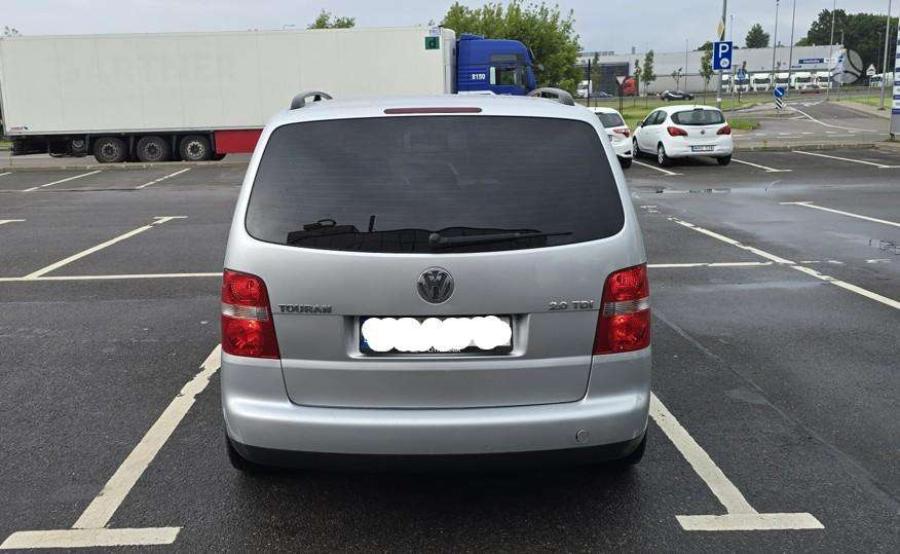 Pelēks Volkswagen Touran 2004 Viļņa, ar dzinēja tilpumu 2.00 L un nobraukumu 190 tūkst. km par 3600 €, foto 4 vietnē AUTOMOTO.COM.LV