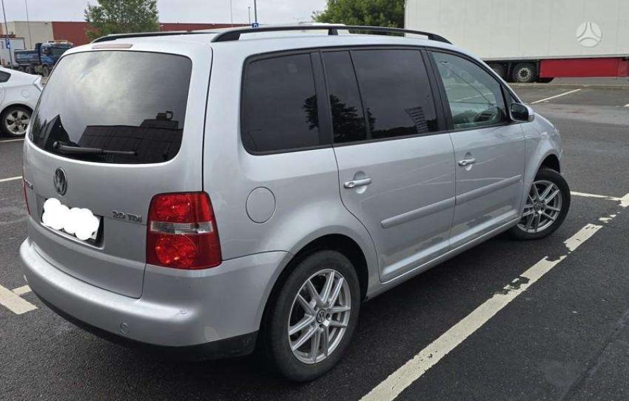 Pelēks Volkswagen Touran 2004 Viļņa, ar dzinēja tilpumu 2.00 L un nobraukumu 190 tūkst. km par 3600 €, foto 5 vietnē AUTOMOTO.COM.LV