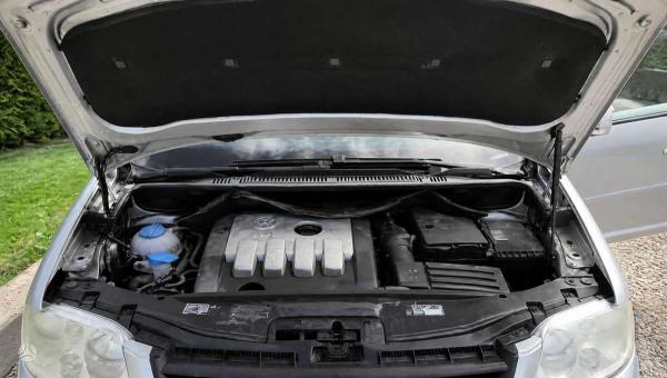 Pelēks Volkswagen Touran 2004 Viļņa, ar dzinēja tilpumu 2.00 L un nobraukumu 190 tūkst. km par 3600 €, foto 5 vietnē AUTOMOTO.COM.LV