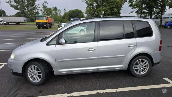 Pelēks Volkswagen Touran 2004 Viļņa, ar dzinēja tilpumu 2.00 L un nobraukumu 190 tūkst. km par 3600 €, foto 6 vietnē AUTOMOTO.COM.LV