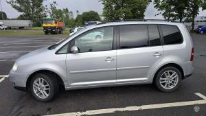 Pelēks Volkswagen Touran 2004 Viļņa, ar dzinēja tilpumu 2.00 L un nobraukumu 190 tūkst. km par 3600 €, foto 7 vietnē AUTOMOTO.COM.LV
