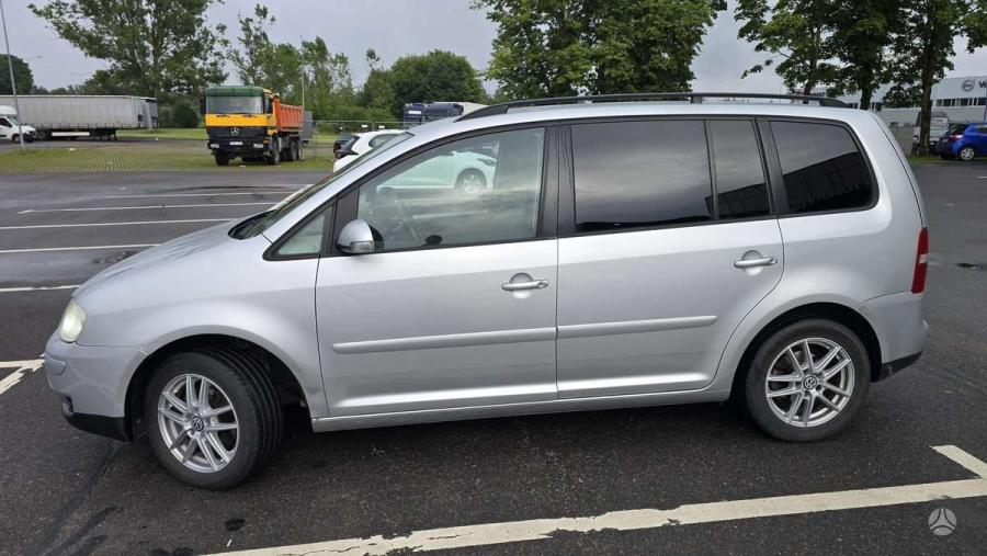 Pelēks Volkswagen Touran 2004 Viļņa, ar dzinēja tilpumu 2.00 L un nobraukumu 190 tūkst. km par 3600 €, foto 7 vietnē AUTOMOTO.COM.LV