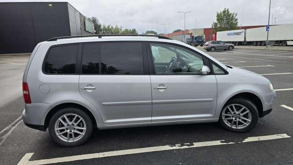 Pelēks Volkswagen Touran 2004 Viļņa, ar dzinēja tilpumu 2.00 L un nobraukumu 190 tūkst. km par 3600 €, foto 8 vietnē AUTOMOTO.COM.LV