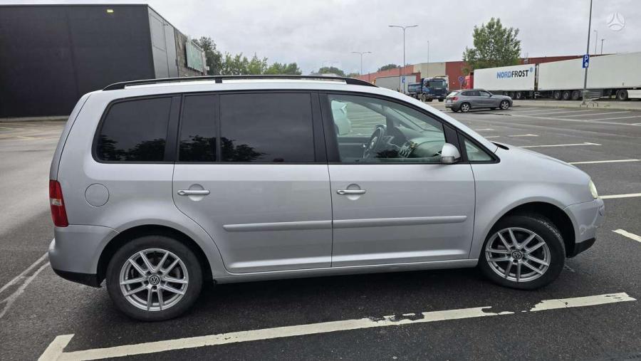 Pelēks Volkswagen Touran 2004 Viļņa, ar dzinēja tilpumu 2.00 L un nobraukumu 190 tūkst. km par 3600 €, foto 9 vietnē AUTOMOTO.COM.LV