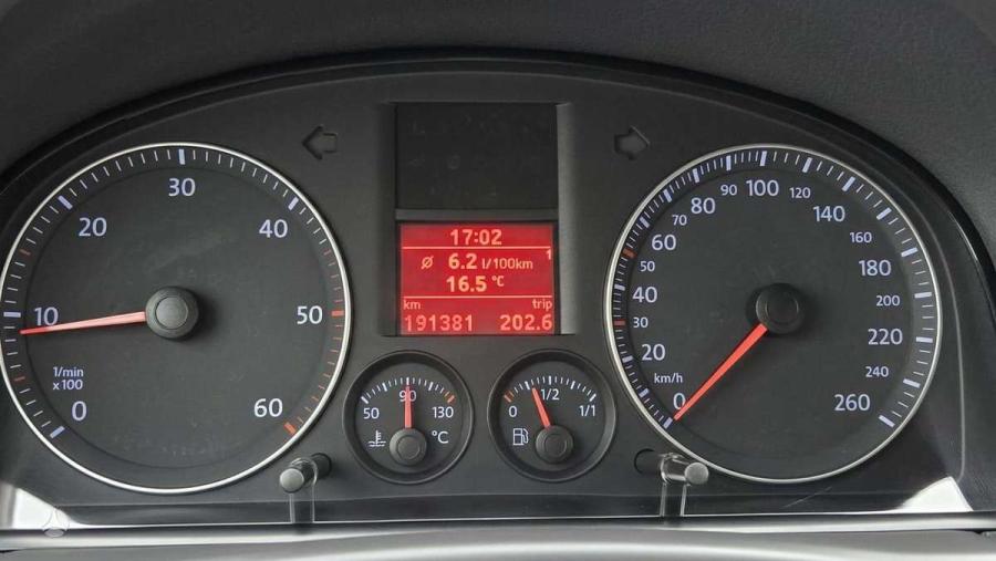 Pelēks Volkswagen Touran 2004 Viļņa, ar dzinēja tilpumu 2.00 L un nobraukumu 190 tūkst. km par 3600 €, foto 14 vietnē AUTOMOTO.COM.LV